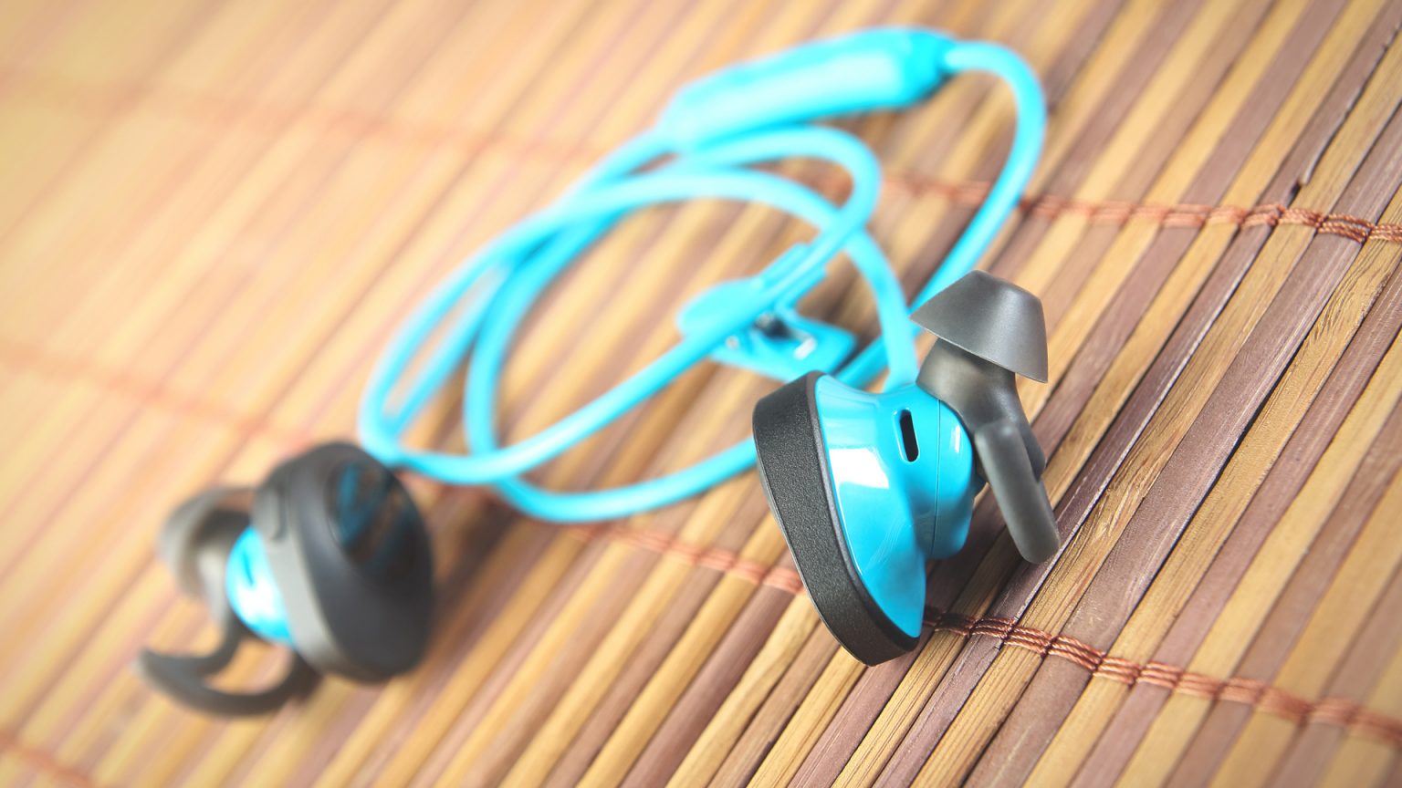 Best Earbuds with Microphones : Buyers Guide & Reviews - Bemwireless